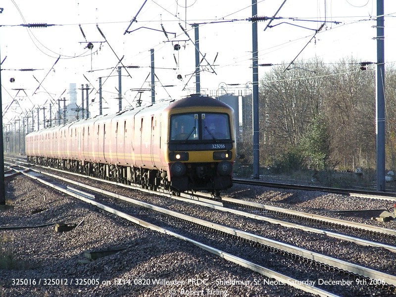 Royal Mail units 325016 / 325012 and 325005 on 1Z14 0820 Willesden PRDC - Glasgow Shieldmuir.